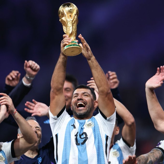 L'Argentina porta in trionfo anche Aguero. "El Kun" insieme agli ex ...