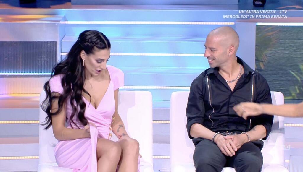 Patrizia Bonetti ospite in studio mostra la scottatura a Marco Melandri?