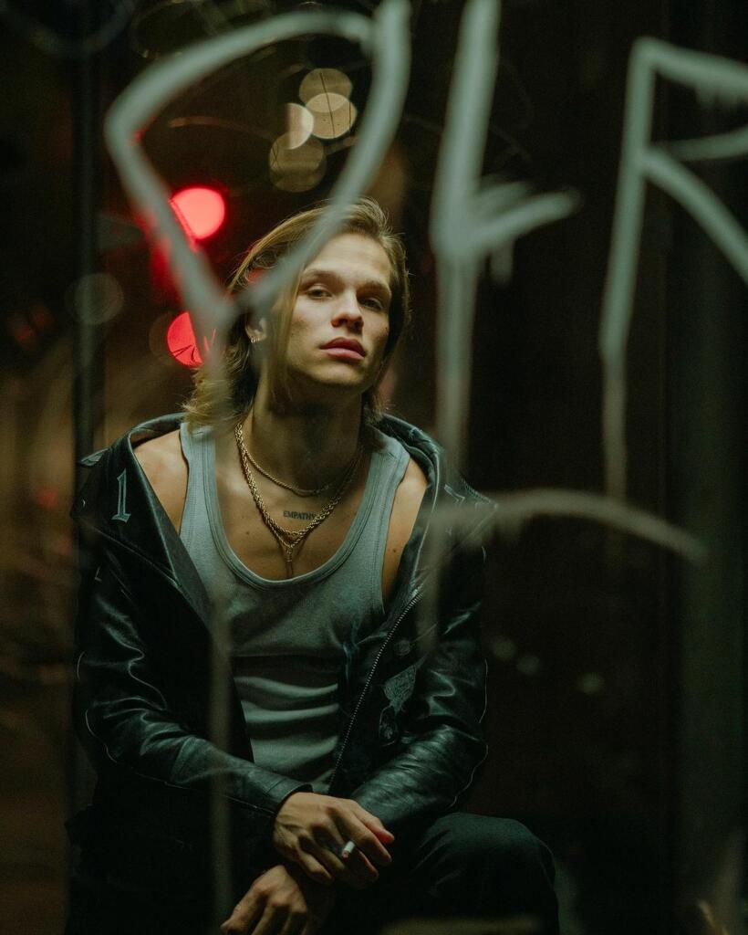 Matthew, chi è il nuovo cantante di Amici voluto da Zerbi e Pettinelli