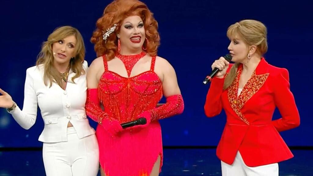 La drag queen Ruby Sinclair conquista gli applausi a L'AcchiappaTalenti