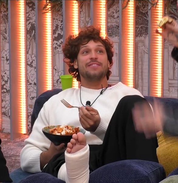 Mattia torna al GF con le stampelle e il piede ingessato: il video ...