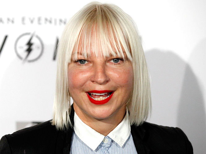 Sia show a Venezia: il look sobrio con cui si è presentata al Festival ...