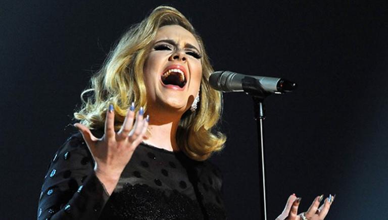 Adele canta Water Under The Bridge e Million Years Ago (VIDEO ...
