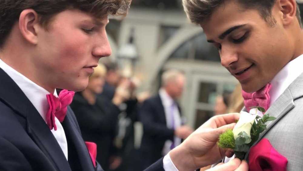 Jake e Hunter, il nuotatore e il capitano di football si innamorano e ...