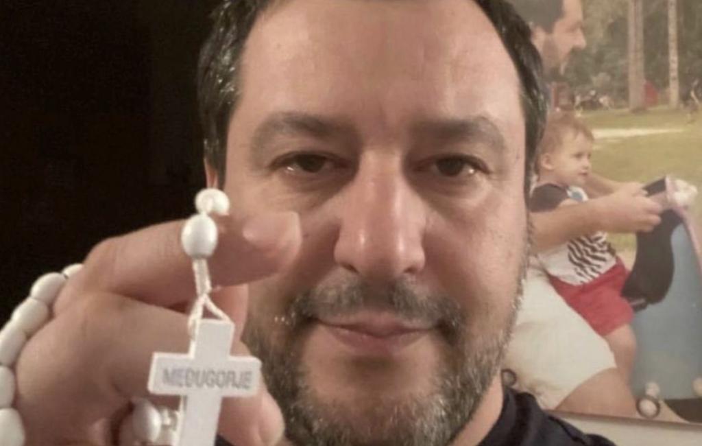 Salvini vomita l'ennesima cavolata sulla legge contro l'omofobia ... Salvini vomita l'ennesima cavolata sulla legge contro l'omofobia ...