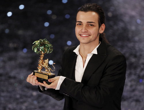 Amici, Valerio Scanu parla del nuovo singolo, L'amore cambia, e di ...