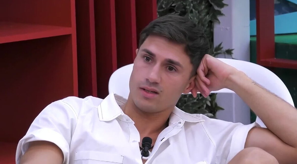 Il compleanno di Mirko Brunetti scatena una polemica fuori dal GF