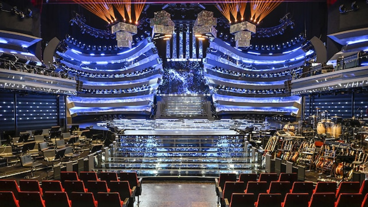 Big di Sanremo 2025 cade dalle scale dell'Ariston e si fa male