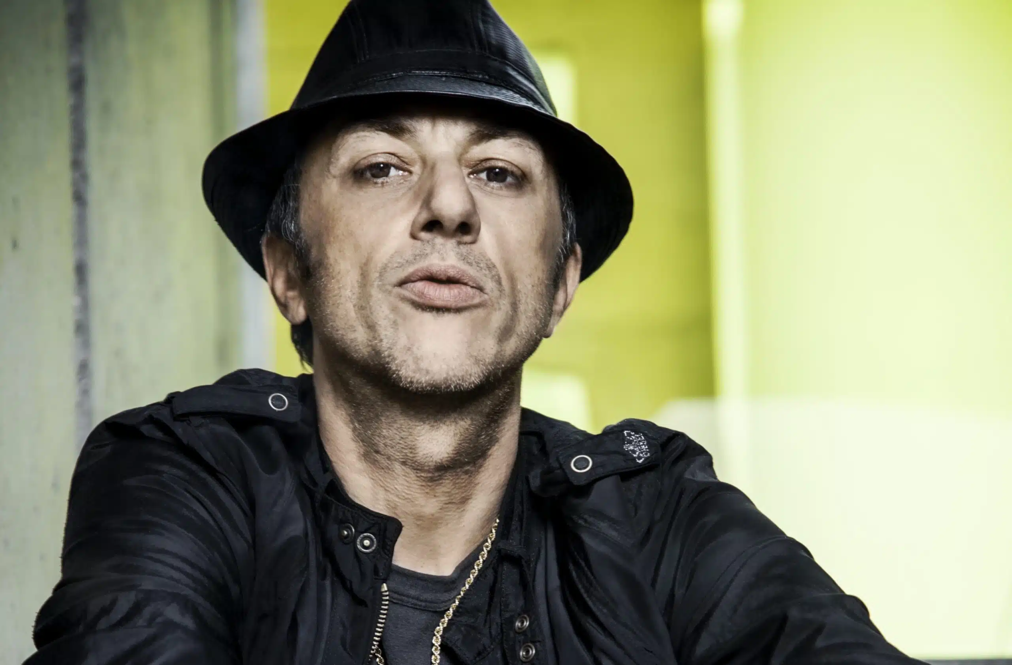 Chi è Neffa, a Sanremo 2025 con Shablo, Guè, Joshua e Tormento