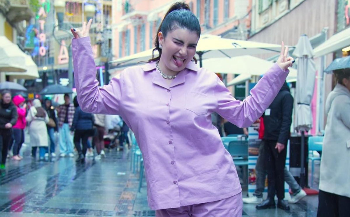Chi è Maria Tomba, la cantante in pigiama a Sanremo 2025