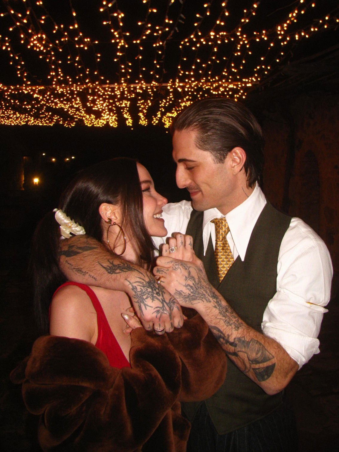 Damiano David si sposa: le immagini dell’annuncio e dell’anello