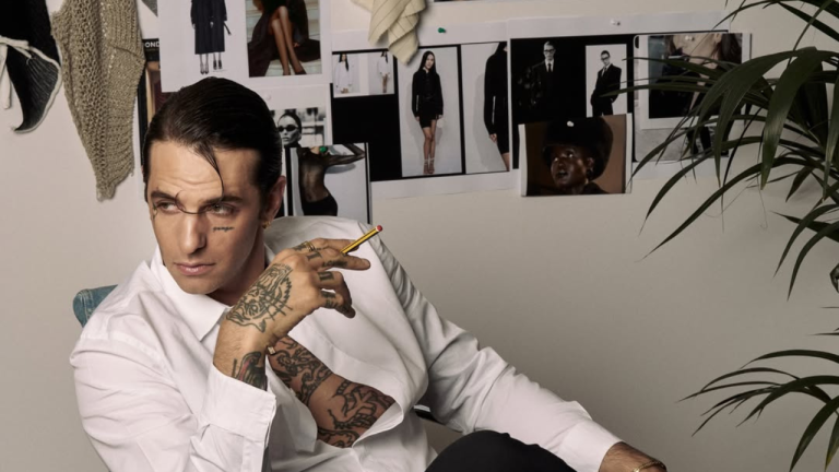 Achille Lauro, selfie con fan e telefoni allontanati