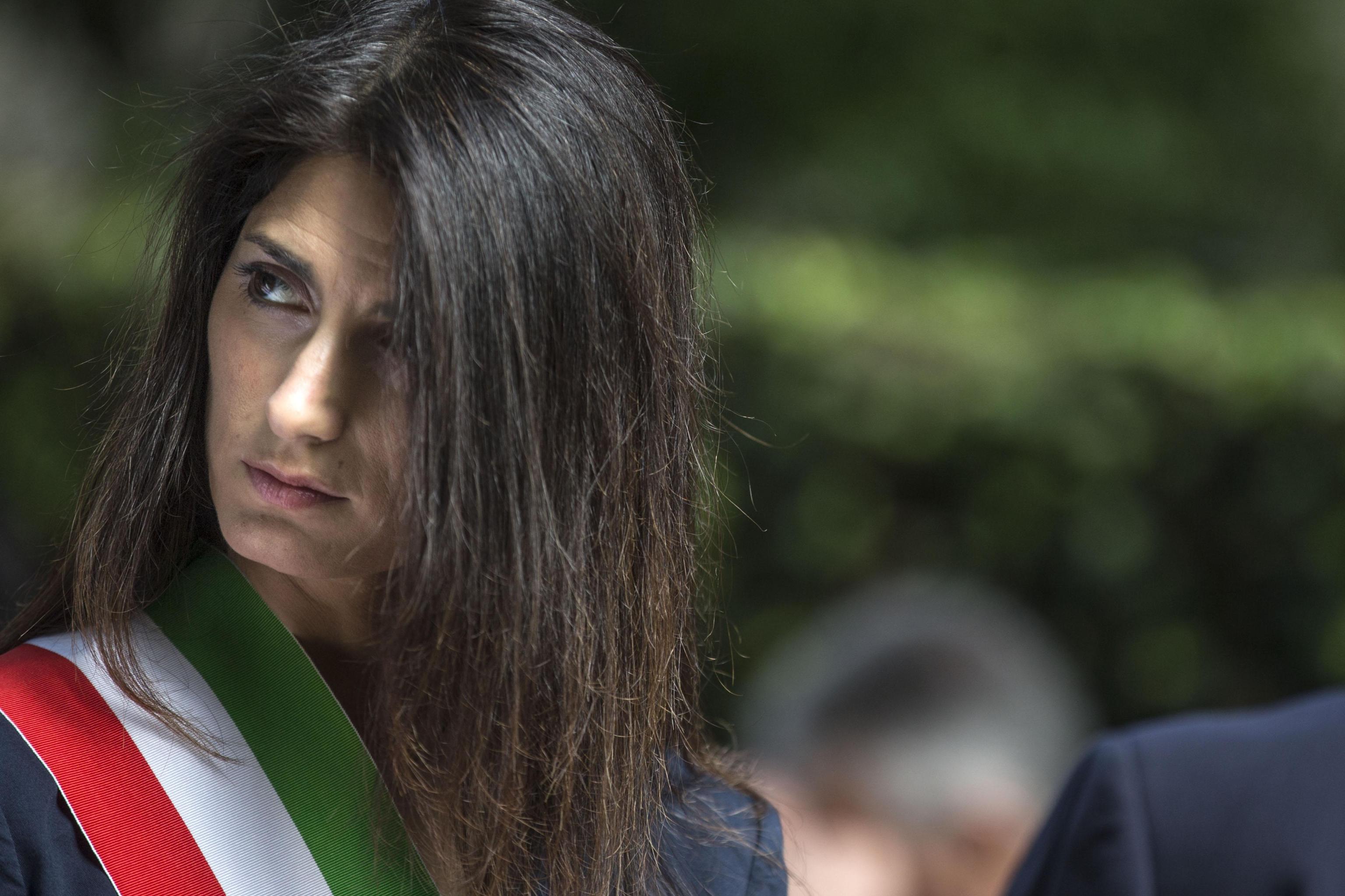 Il ministro Boschi ha stretto la mano a Virginia Raggi?