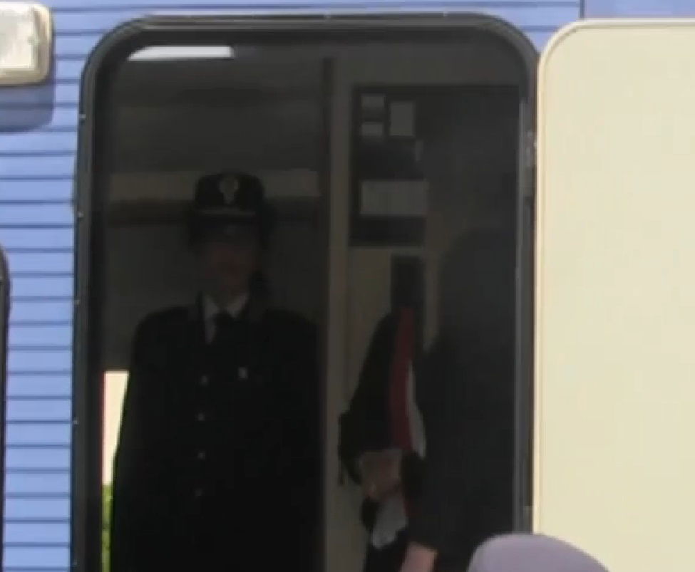 Virginia Raggi Boschi: gelo tra le due e stretta di mano | VIDEO