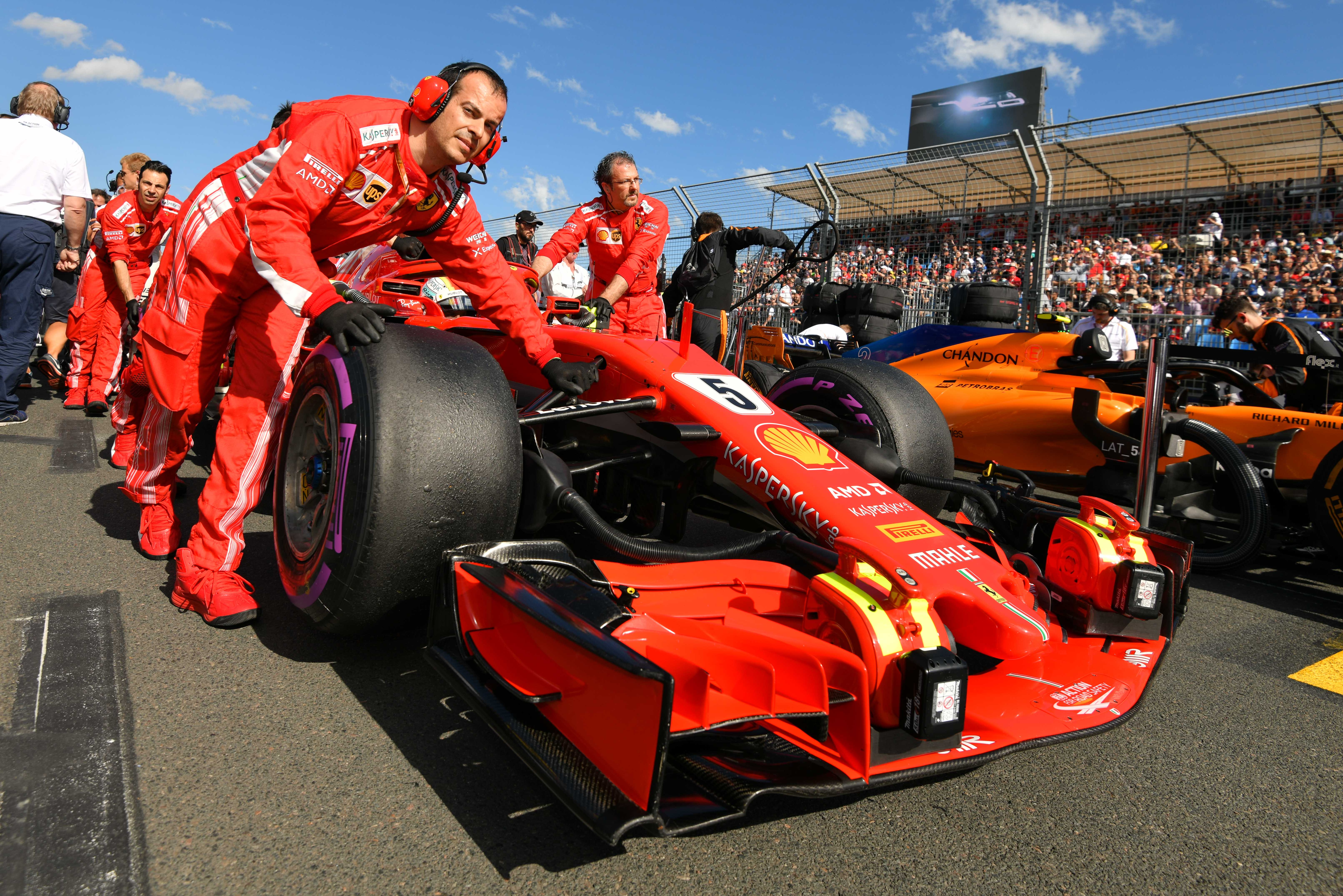 Sebastian Vettel vince Gp Australia, secondo Lewis Hamilton