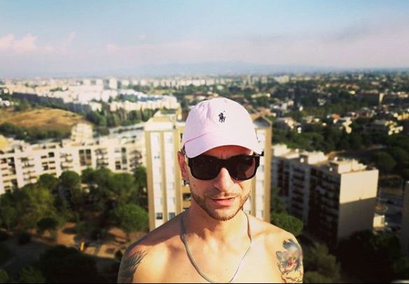 Roma: rapper Gast entra nella cabina della Metro B (come se nulla fosse)