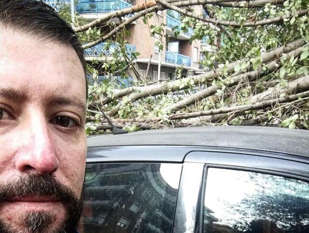 Luca Marsella (Casapound), albero cade sull'auto: "Vendetta della Raggi"