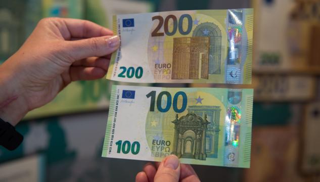 Euro, arrivano le nuove banconote da 100 e 200: saranno stirabili