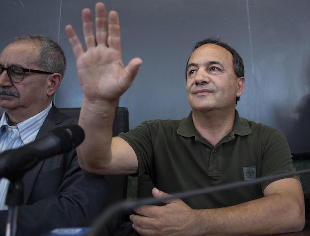 Mimmo Lucano torna a Riace, anche se solo per poche ore