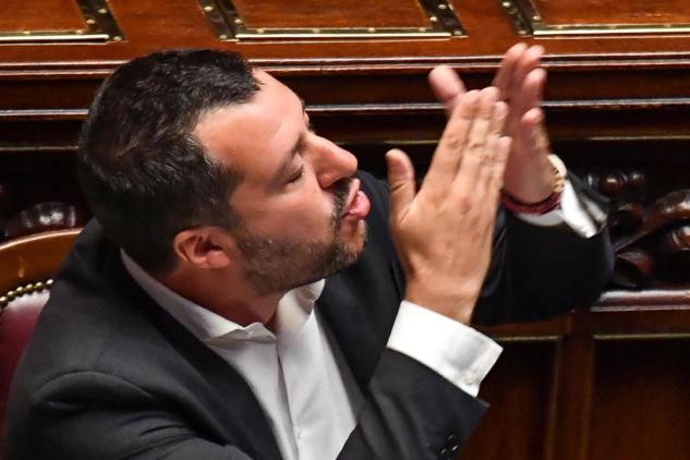 Giornata mondiale del bacio e i bacioni social di Matteo Salvini