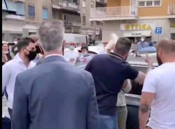 Luca Marsella cerca di non far scendere la Raggi dalla macchina a Ostia