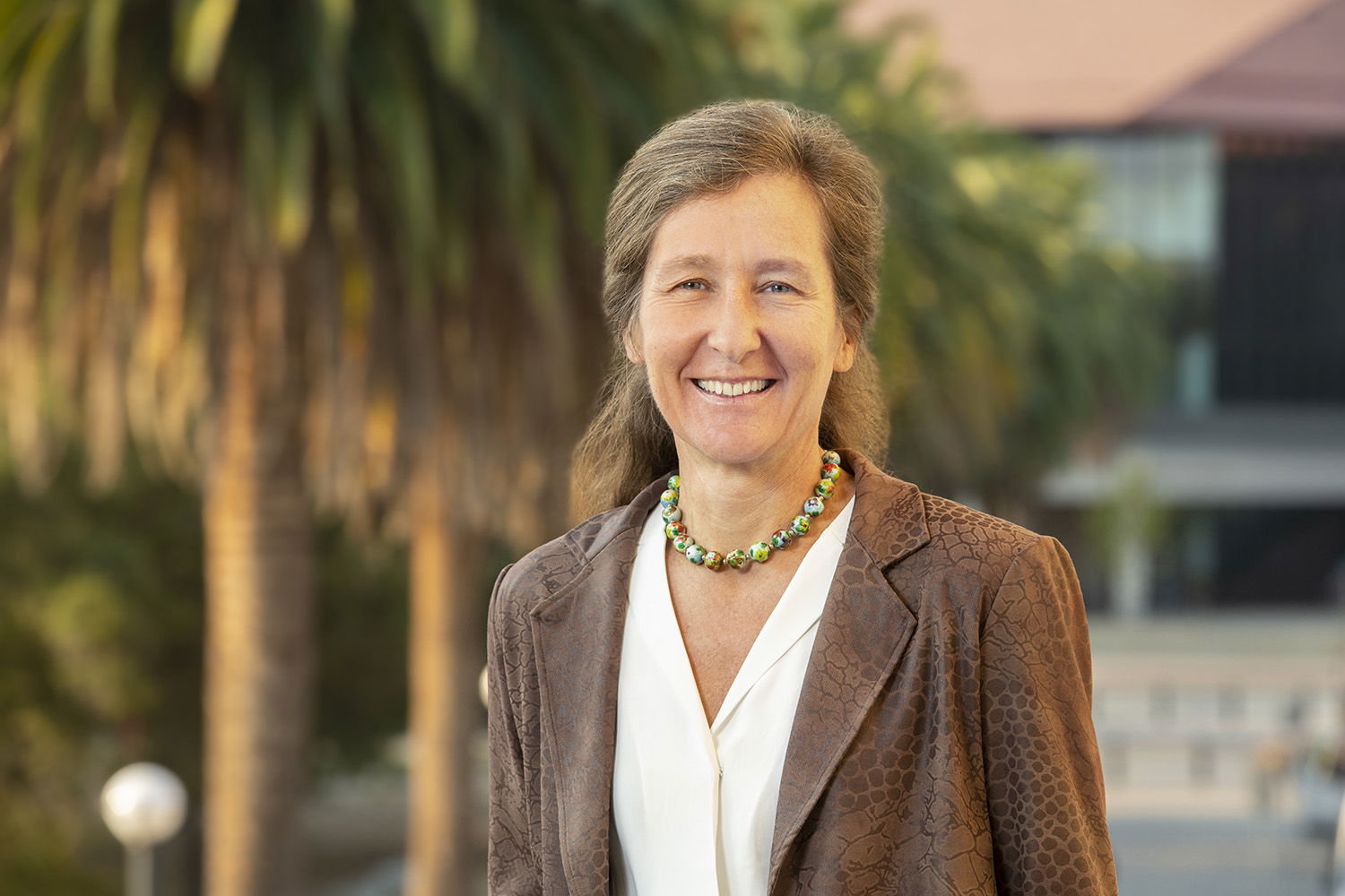 Dipendenza dai social, l'intervista ad Anna Lembke