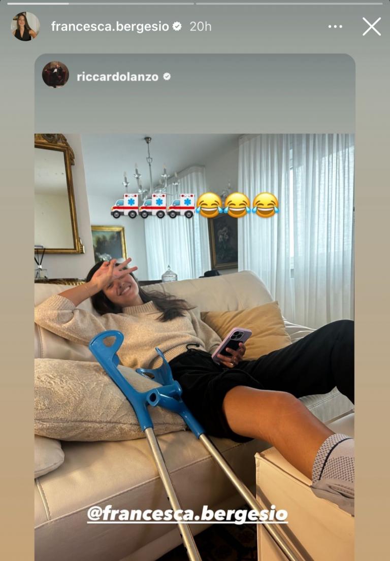 Isola 18, Francesca Bergesio rientra in Italia con stampelle e tutore: “Dovrò stare un mese a ...