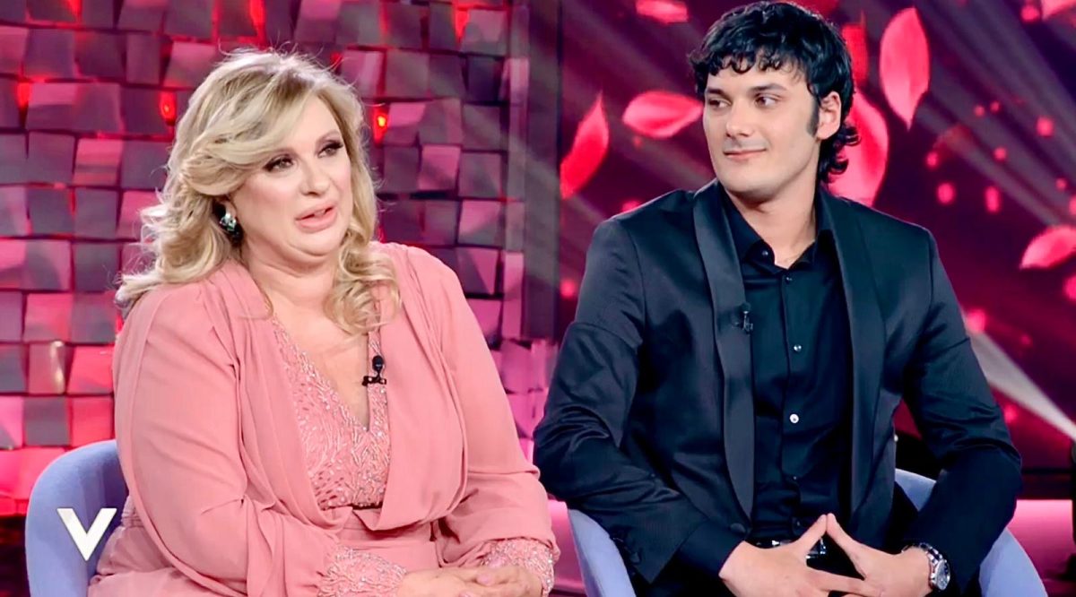 Tina Cipollari si commuove parlando del rapporto coi suoi figli a ...