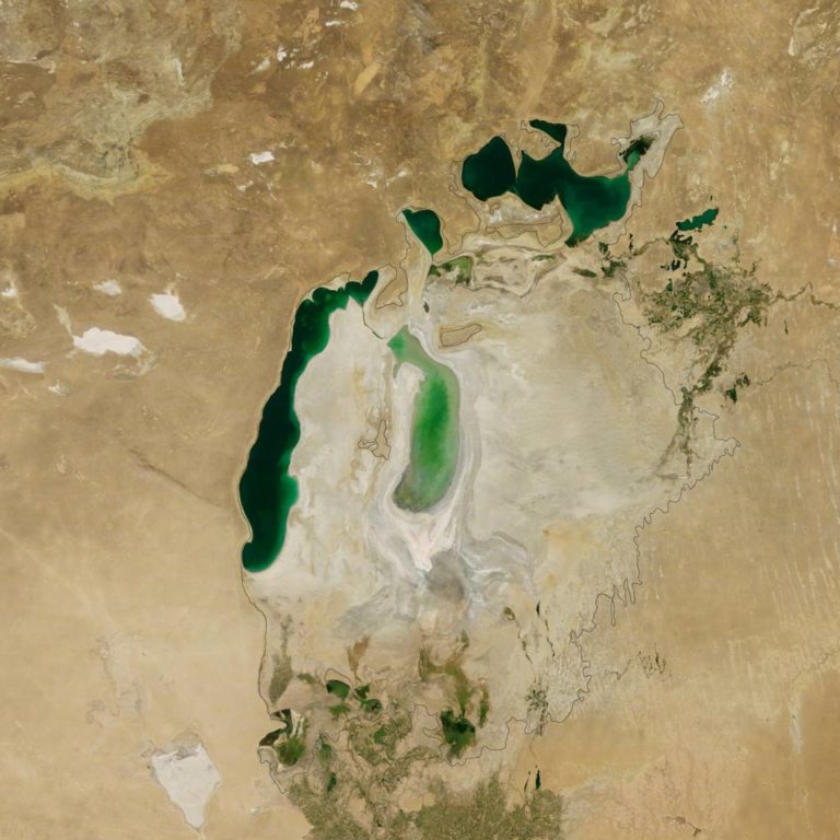 La scomparsa del lago d'Aral in 15 foto | NextQuotidiano