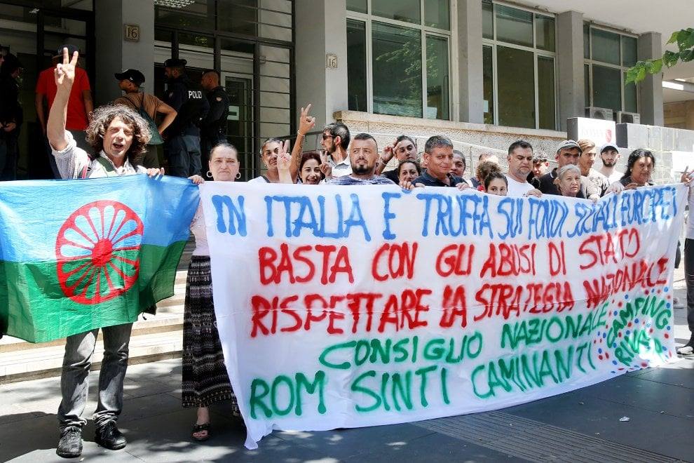 Campi Rom, a Roma chiusure rimandate