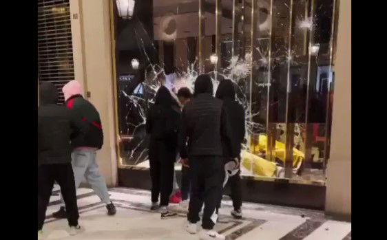 Quelli che spaccano le vetrine di Gucci a Torino