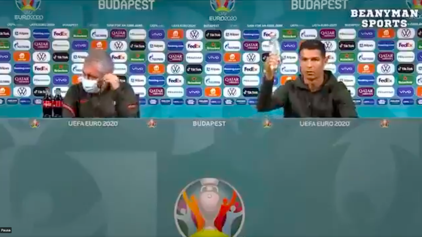 Cristiano Ronaldo Che In Conferenza Scansa Le Bottiglie Di Coca Cola E