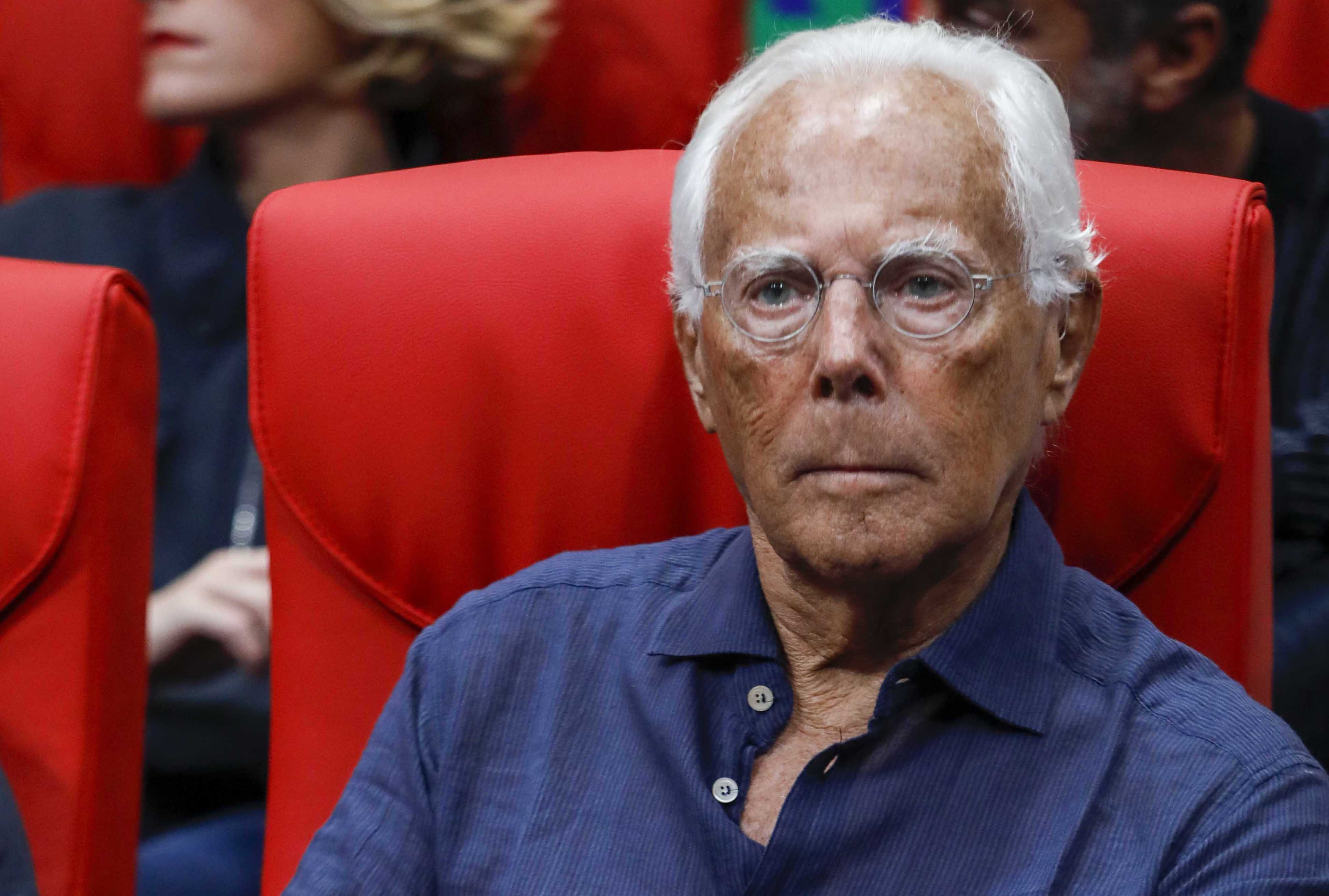 Armani, la sfilata senza musica in segno di rispetto per l’Ucraina | VIDEO