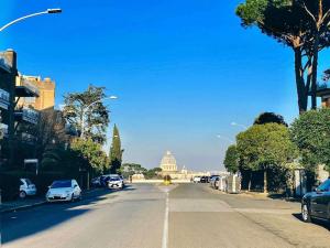 Via Piccolomini e l'effetto ottico della Cupola di San Pietro che si ...