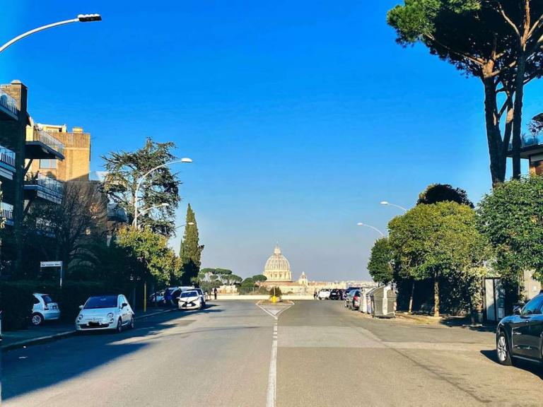 Via Piccolomini e l'effetto ottico della Cupola di San Pietro che si ...