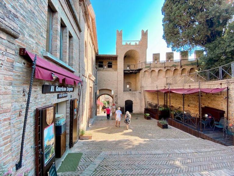 Cosa vedere a Gradara, nelle Marche. La capitale del Medioevo ...